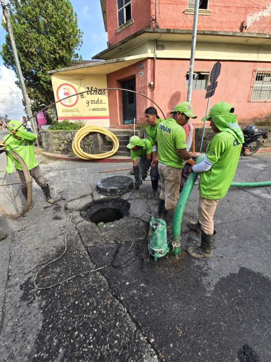 Limpieza de alcantarillado y drenaje principal colapsado en zona 4 ...